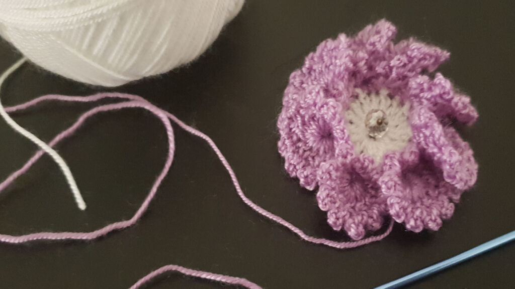 Easy and cute gentle crochet flowers - Hand Crafts Ideas